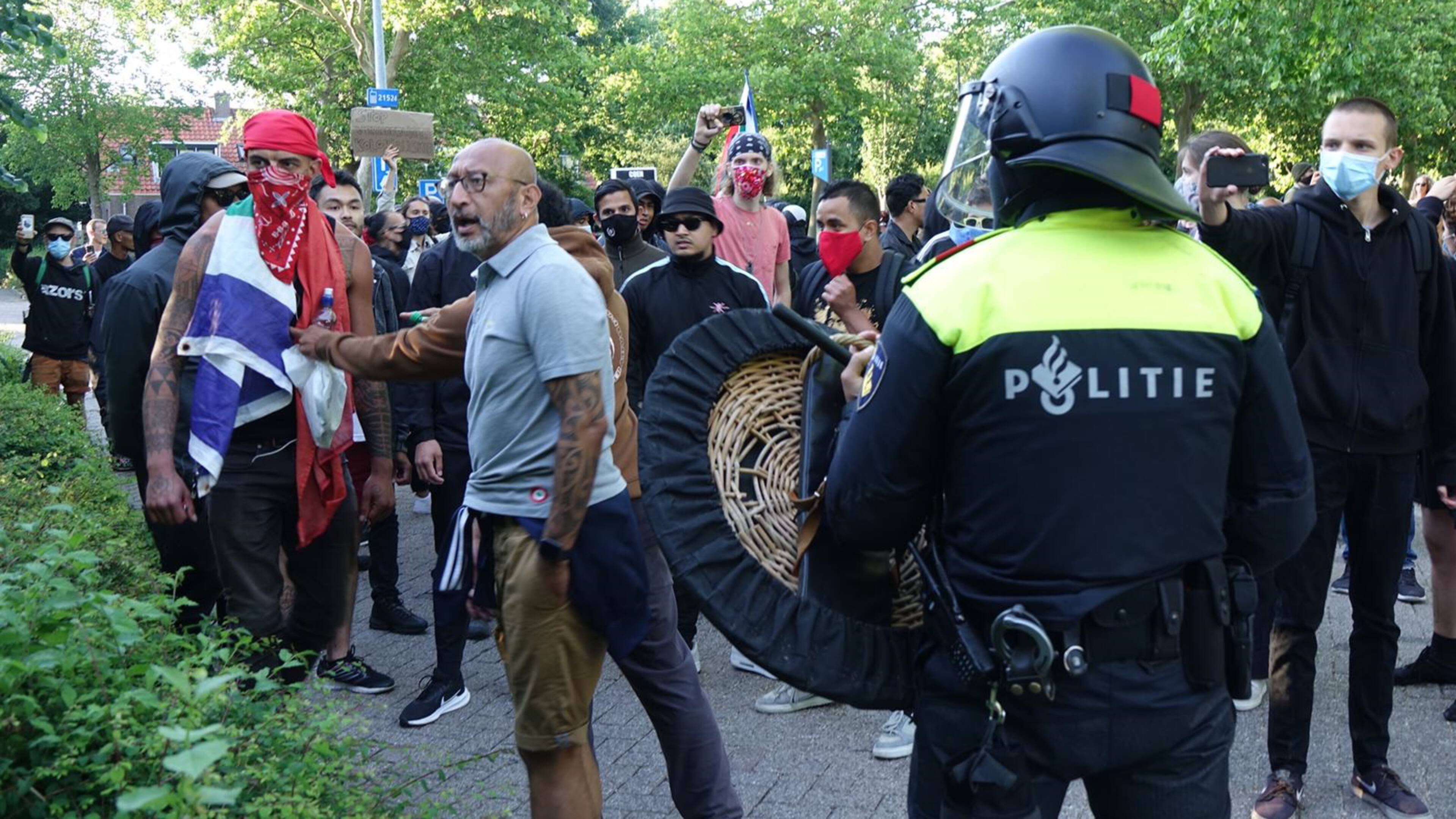 Politie deelt beelden relschoppers JP Coen-protest in Hoorn | NOS