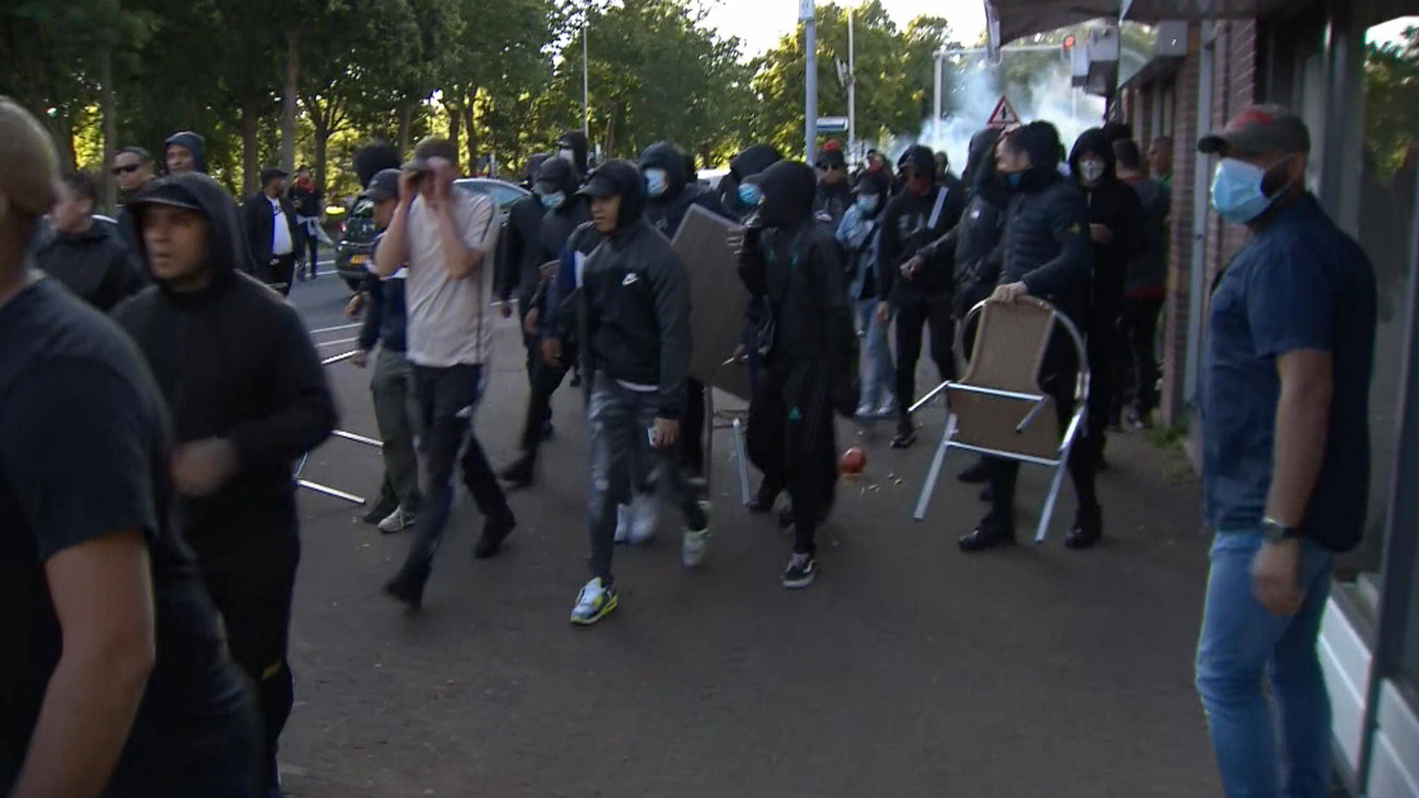 Ongeregeldheden na demonstraties bij J.P. Coen-beeld | NOS