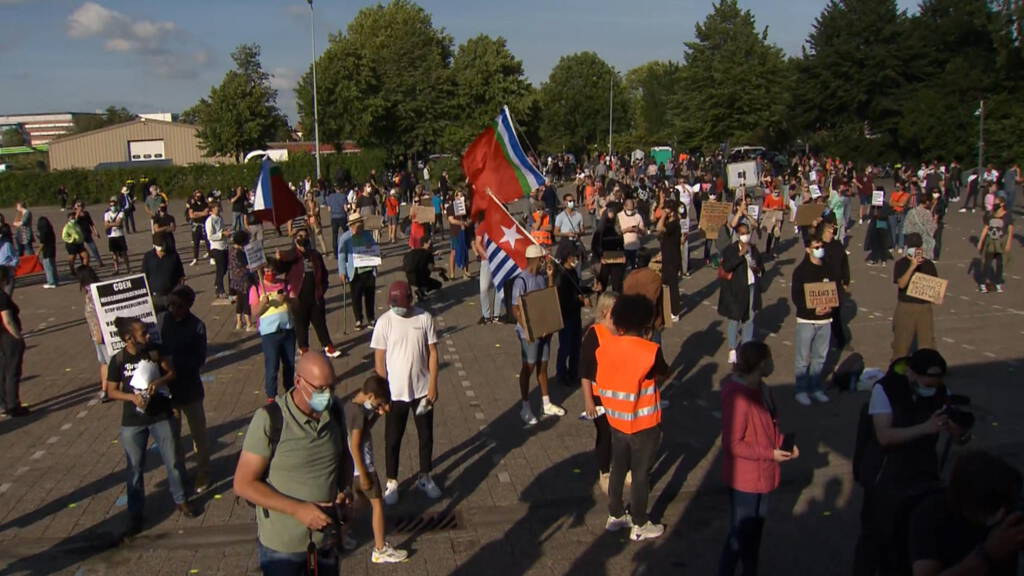 Protest voor en tegen beeld van J.P. Coen in Hoorn: 'Hij heeft ook ...