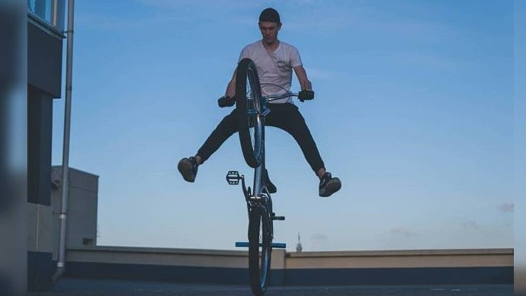 Nick en zijn vrienden fietsen op één wiel door de stad