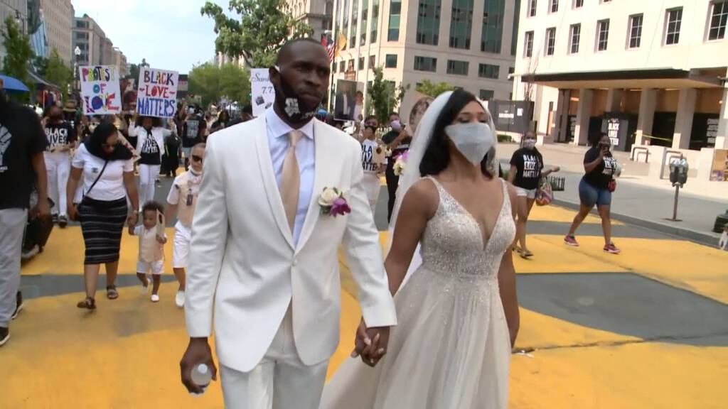 Stel trouwt op plek van protesten tegen racisme