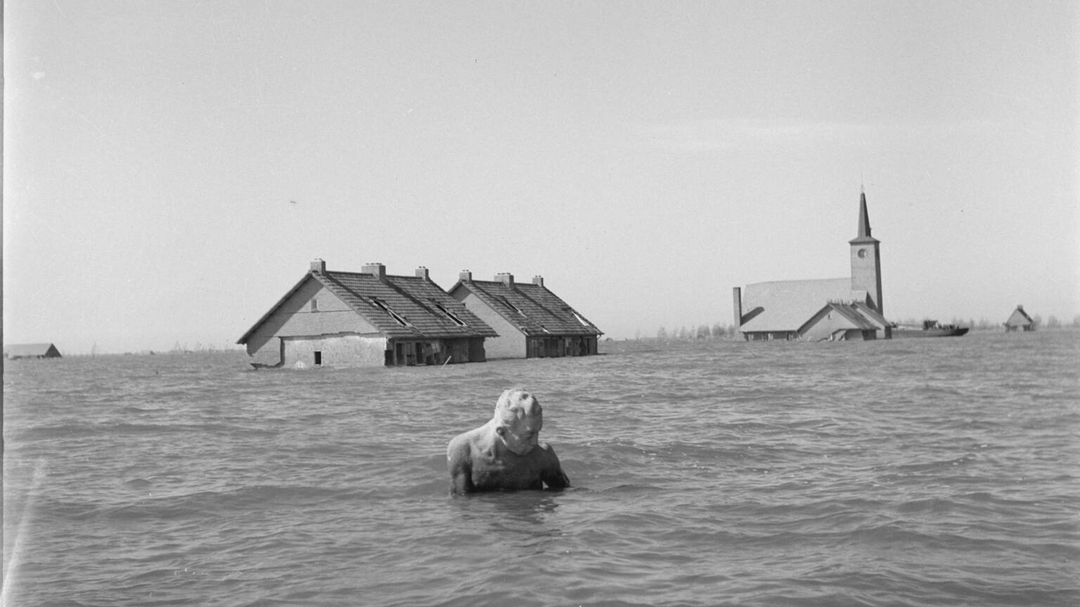 het bevrijdingsjaar | Water weg uit Wieringermeer. En Walcheren? | NOS
