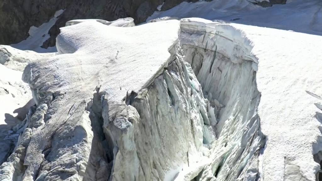 Gevaarlijk! Groot stuk ijs komt los van berg
