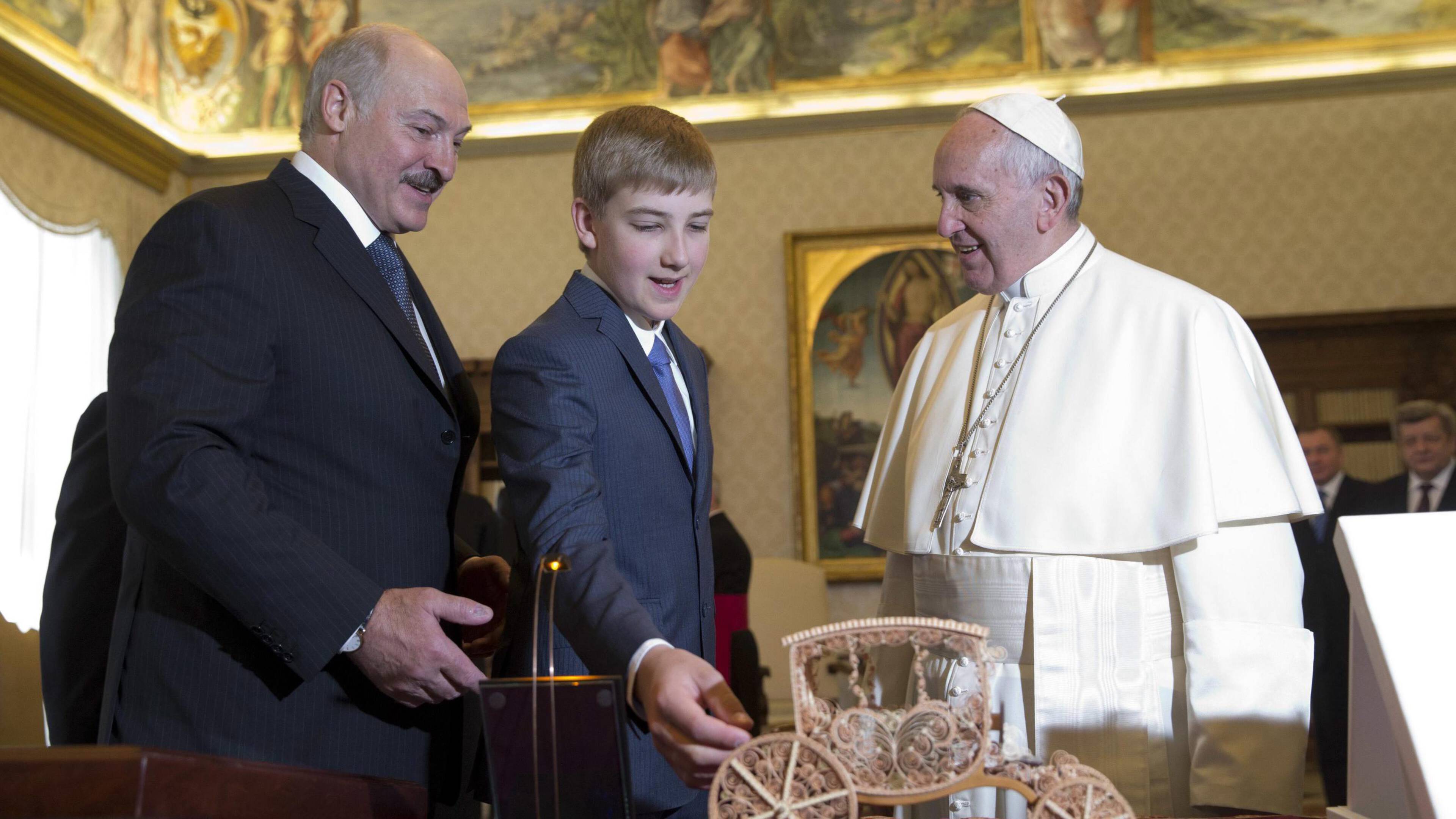 'Papa' Loekasjenko regeert Wit-Rusland al 26 jaar als een Sovjet-leider ...