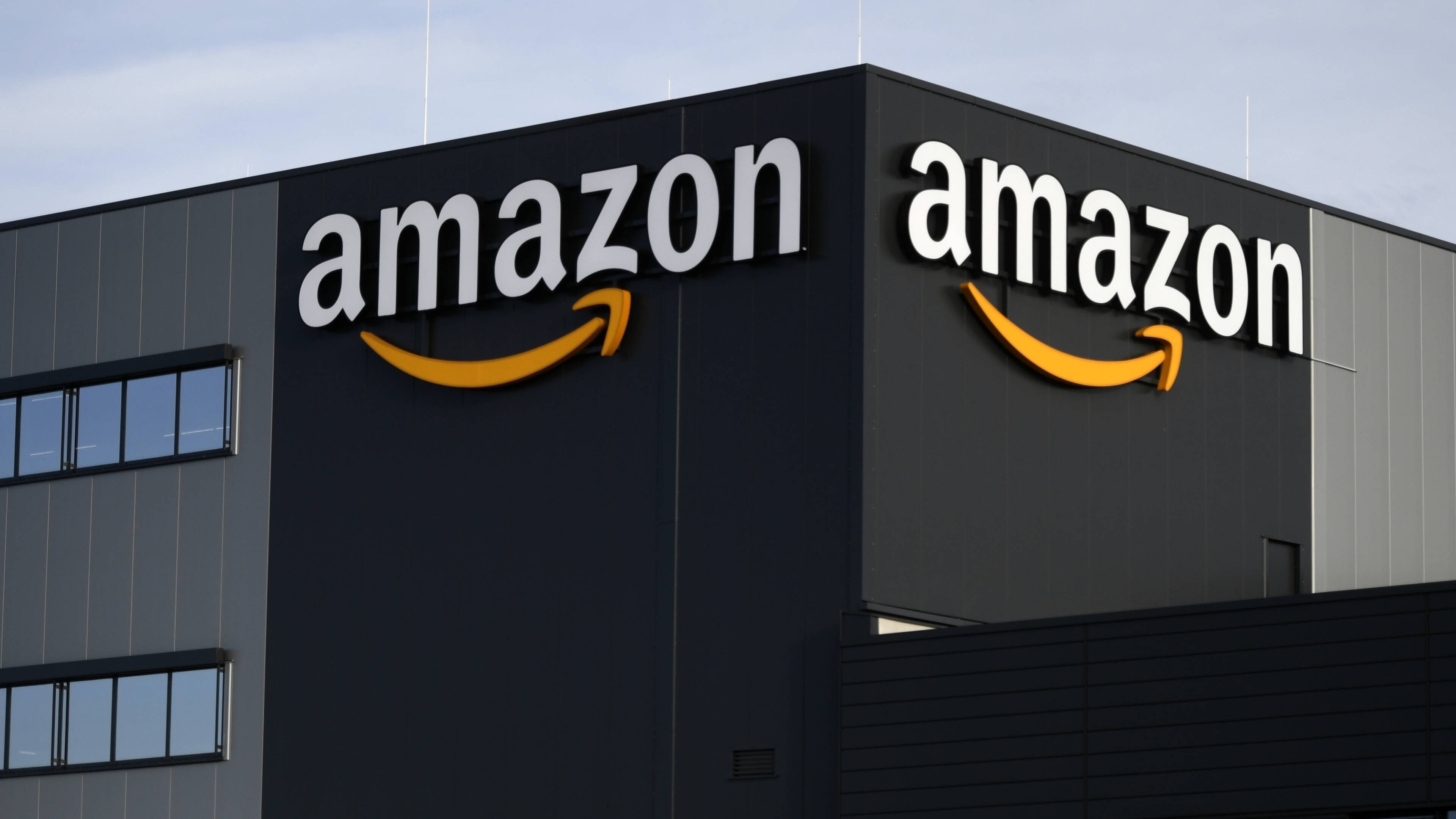Amazon overtreedt concurrentieregels via data partners, zegt Brussel | NOS