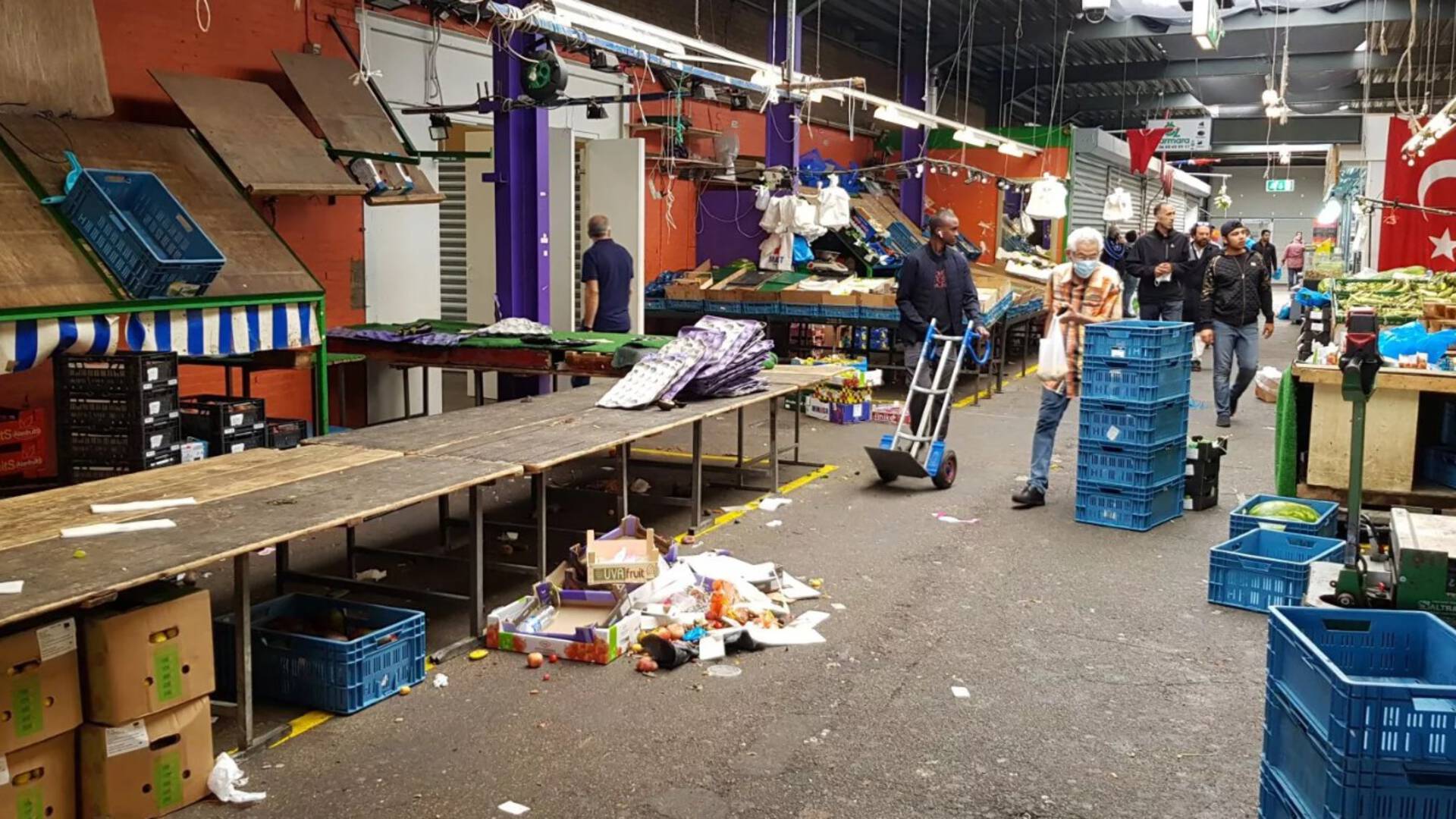 Bazaar Beverwijk negeert sluitingsbevel, gemeente sluit hallen alsnog | NOS