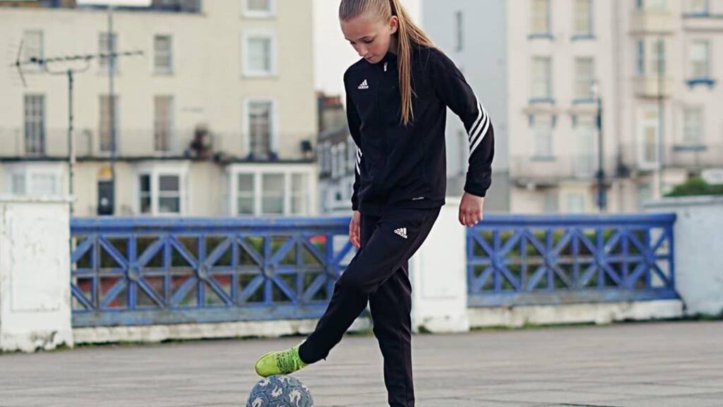 Anna (11) gaat viral met haar panna-video