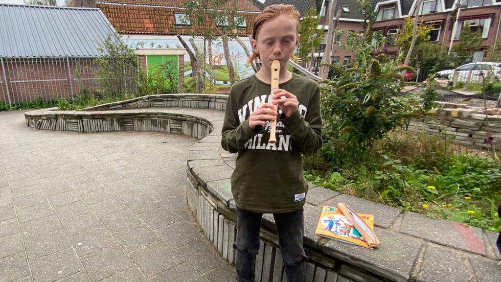 Weggestuurde blokfluitspeler Regillio krijgt muziekles