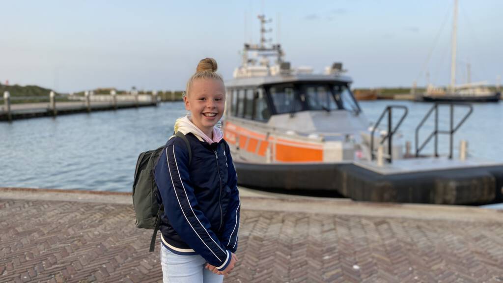 Kinderen op Vlieland blij met nieuwe boot: veel sneller op school