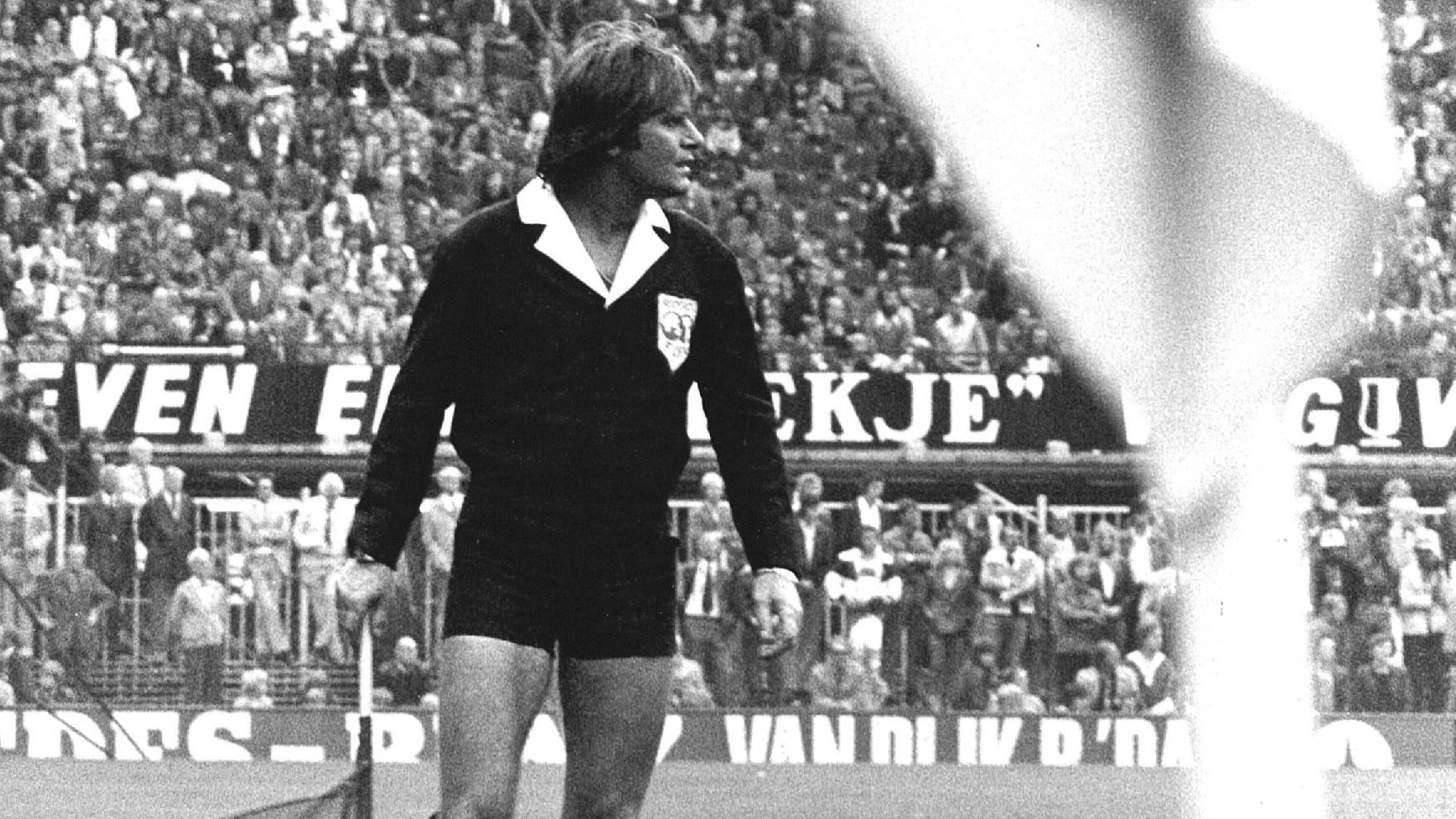 Voormalig scheidsrechter Frans Derks (89) overleden | NOS