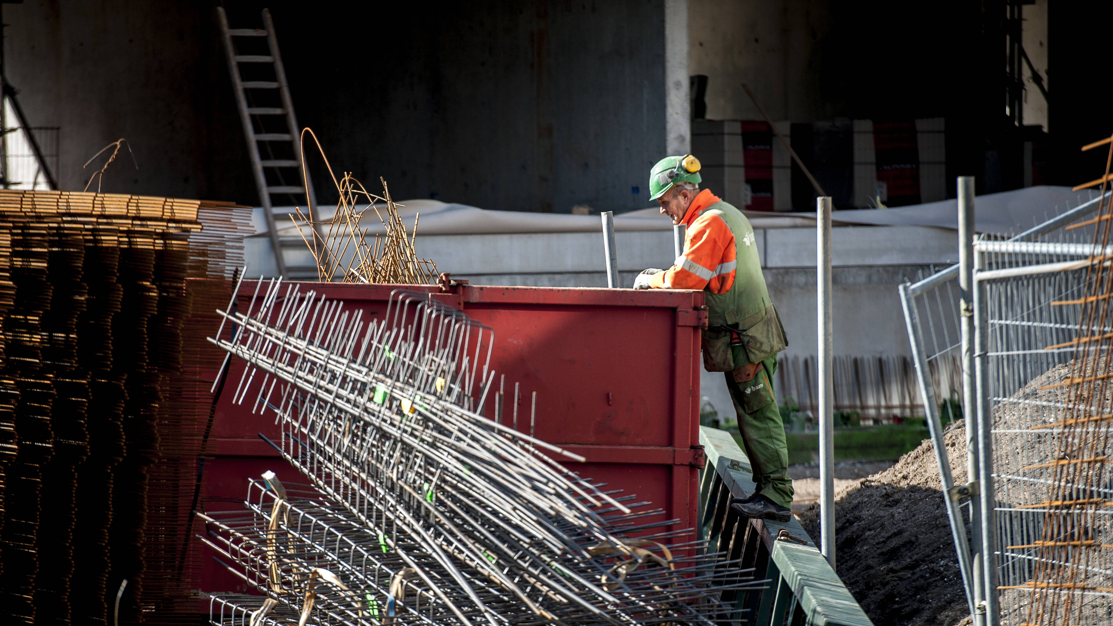Shell, Bam, Tata en KLM schrappen duizenden banen, meer reorganisaties ...