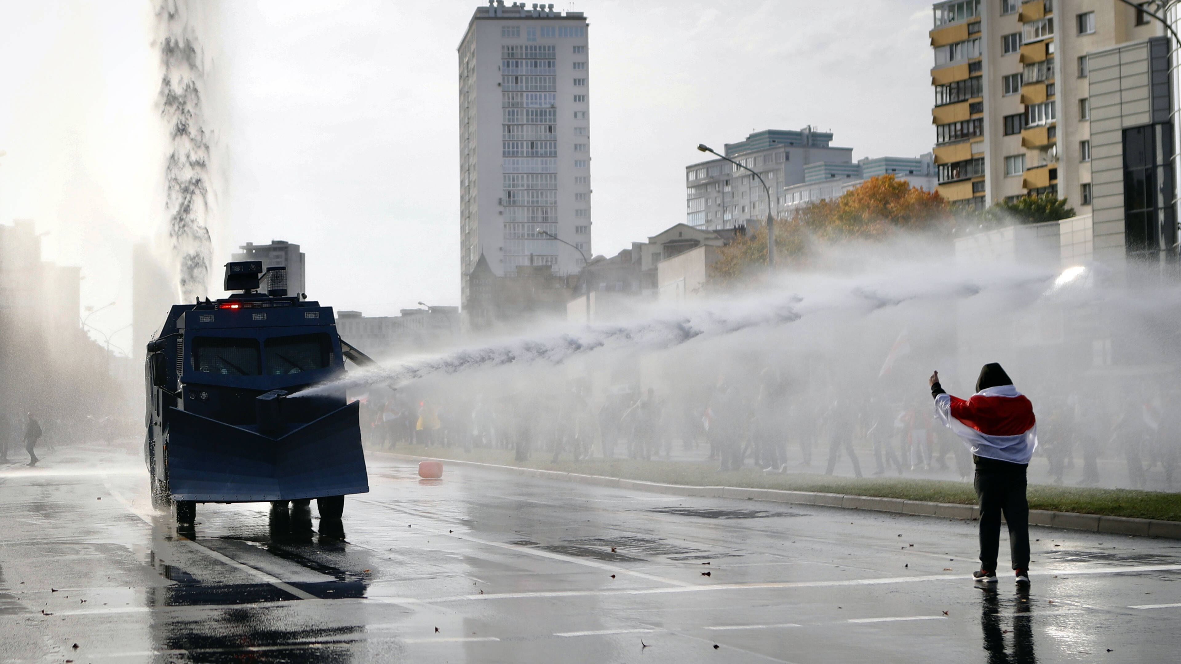 Opnieuw tienduizenden betogers in Wit-Rusland, politie zet waterkanon ...