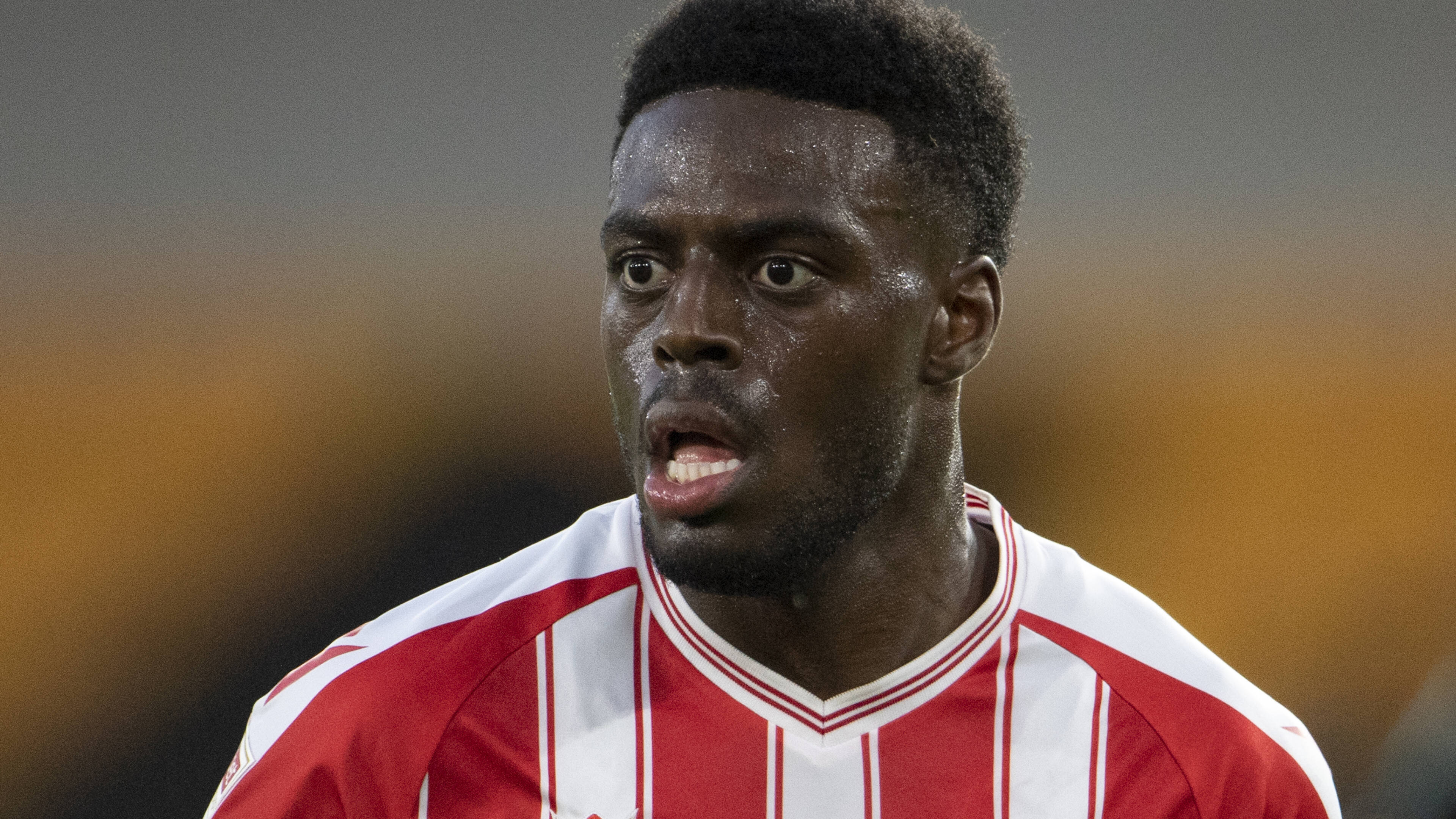 Martins Indi tekent voor vier seizoenen bij AZ: 'Heb nog veel te geven ...