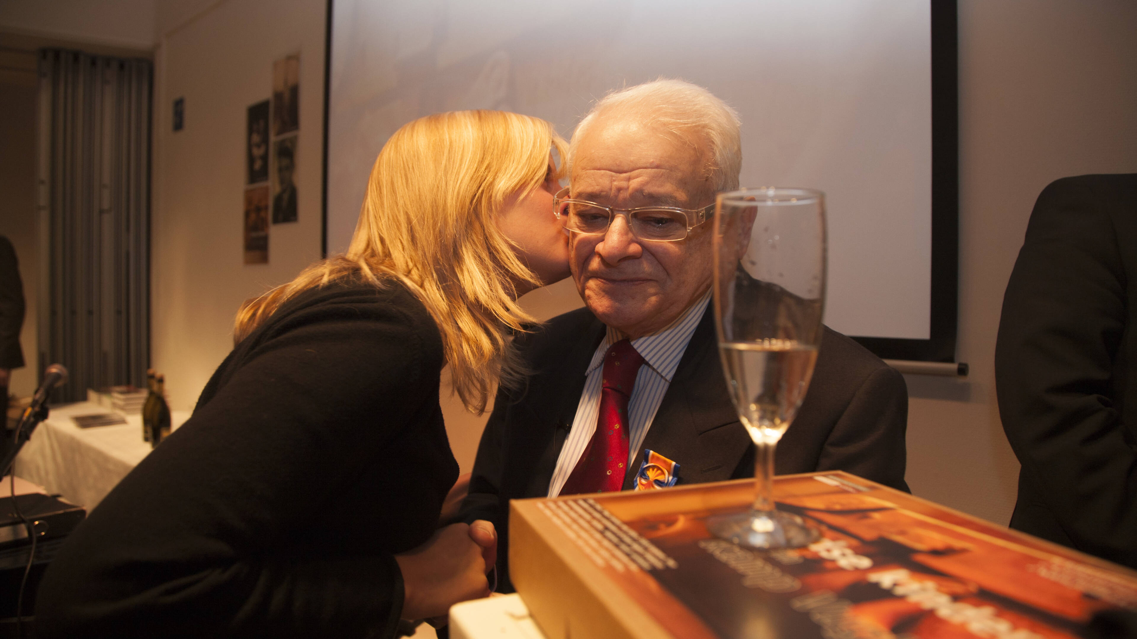 Kleindochter Jules Schelvis: 'Ik moest elke dag aan de oorlog denken' | NOS