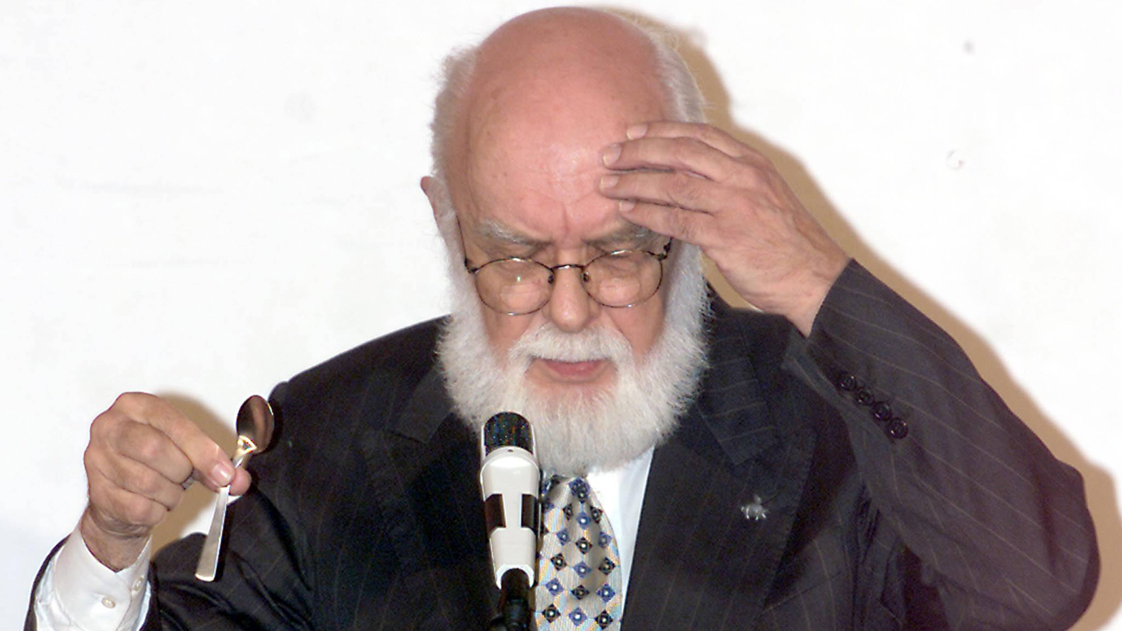 'Ontgoochelaar' The Amazing Randi (92) overleden | NOS