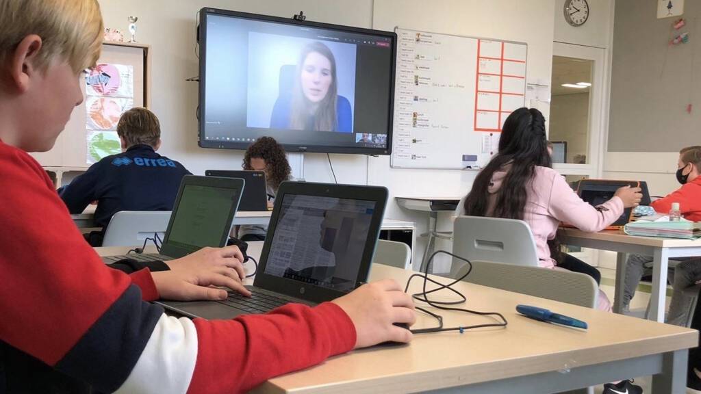 Juf geeft vanuit huis les aan kinderen op school