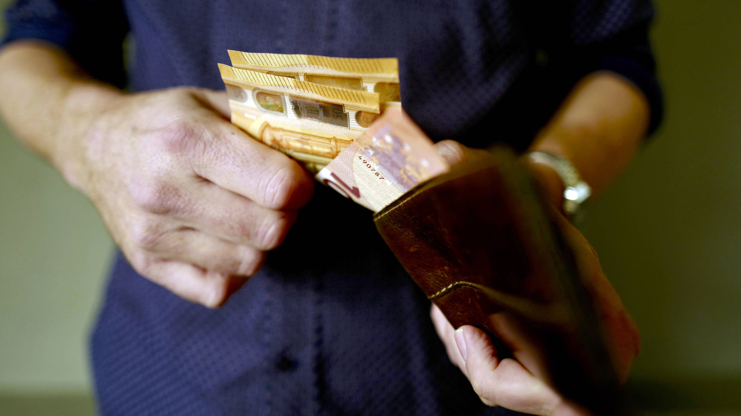 Mensen in de problemen door schulden bij familie en kennissen | NOS