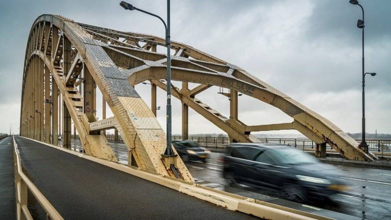 Waalbrug bij Nijmegen open na renovatie, maar verfbeurt was te duur | NOS