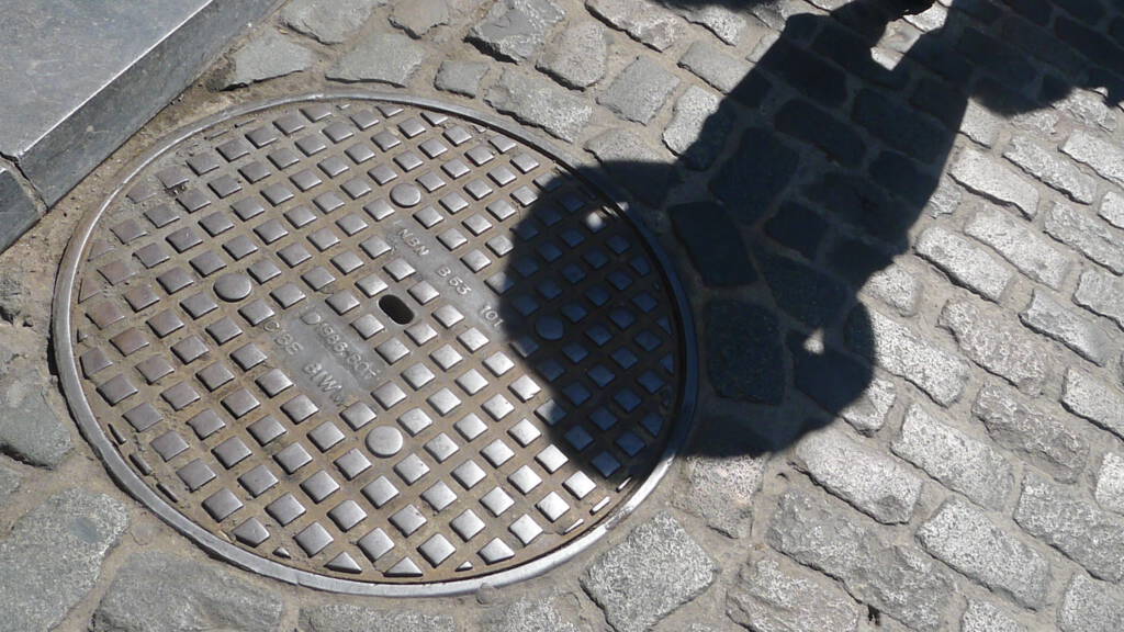 Schoonmakers vinden goudstaven in het riool