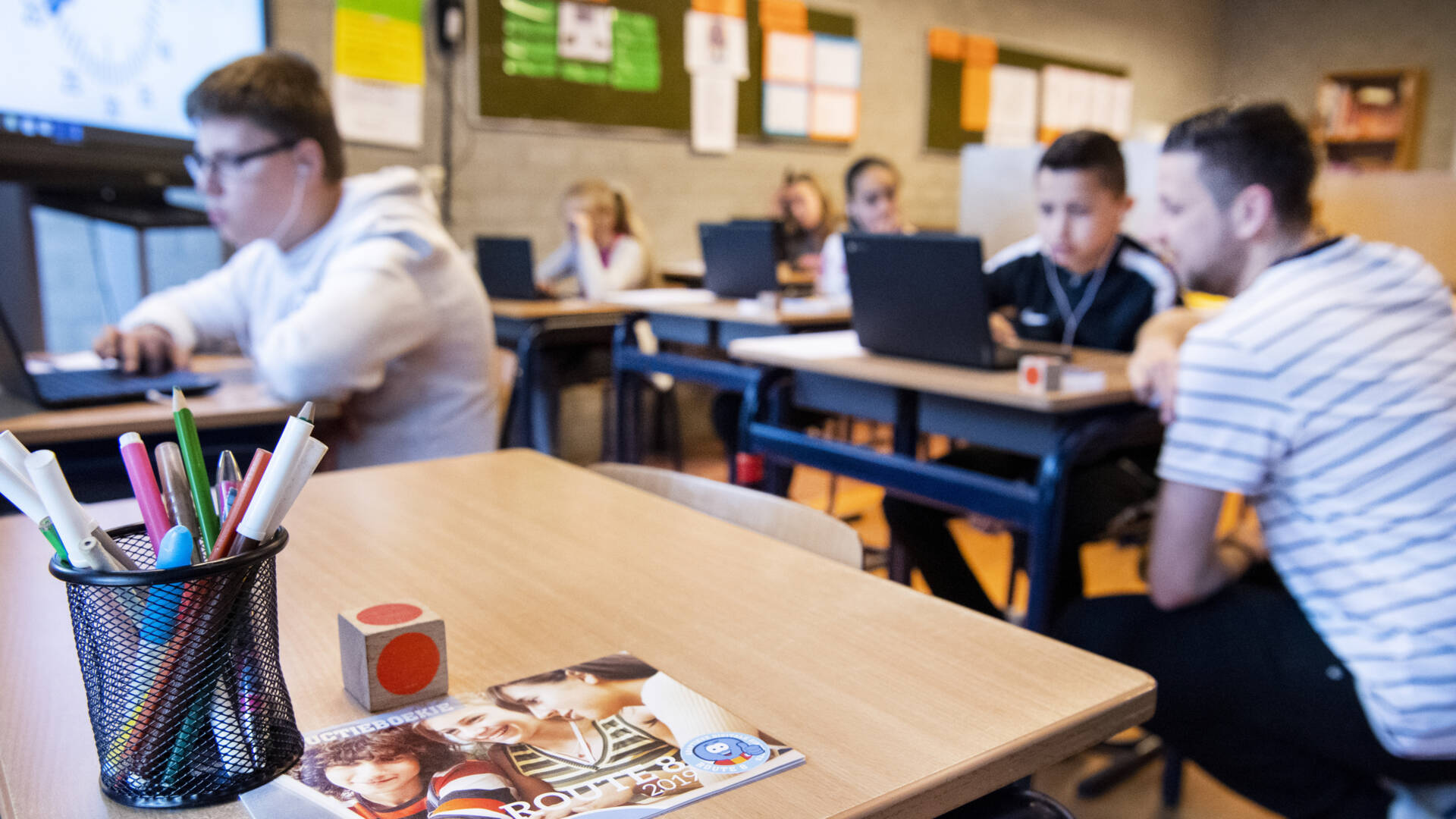Middelbare school kiezen vanaf een beeldscherm: 'Lastig om sfeer over ...