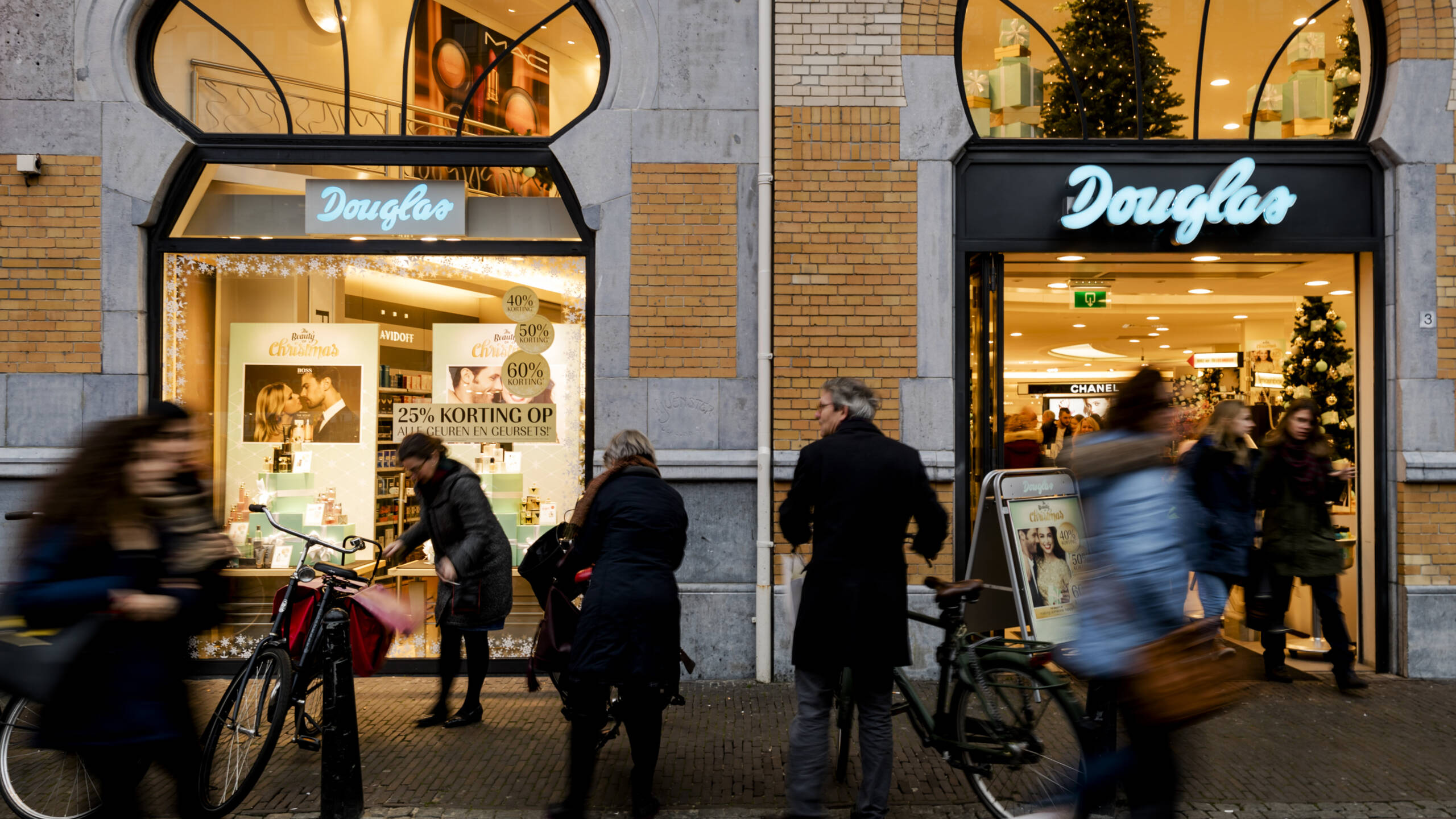 Parfumketen Douglas sluit zo'n 500 winkels in Europa | NOS