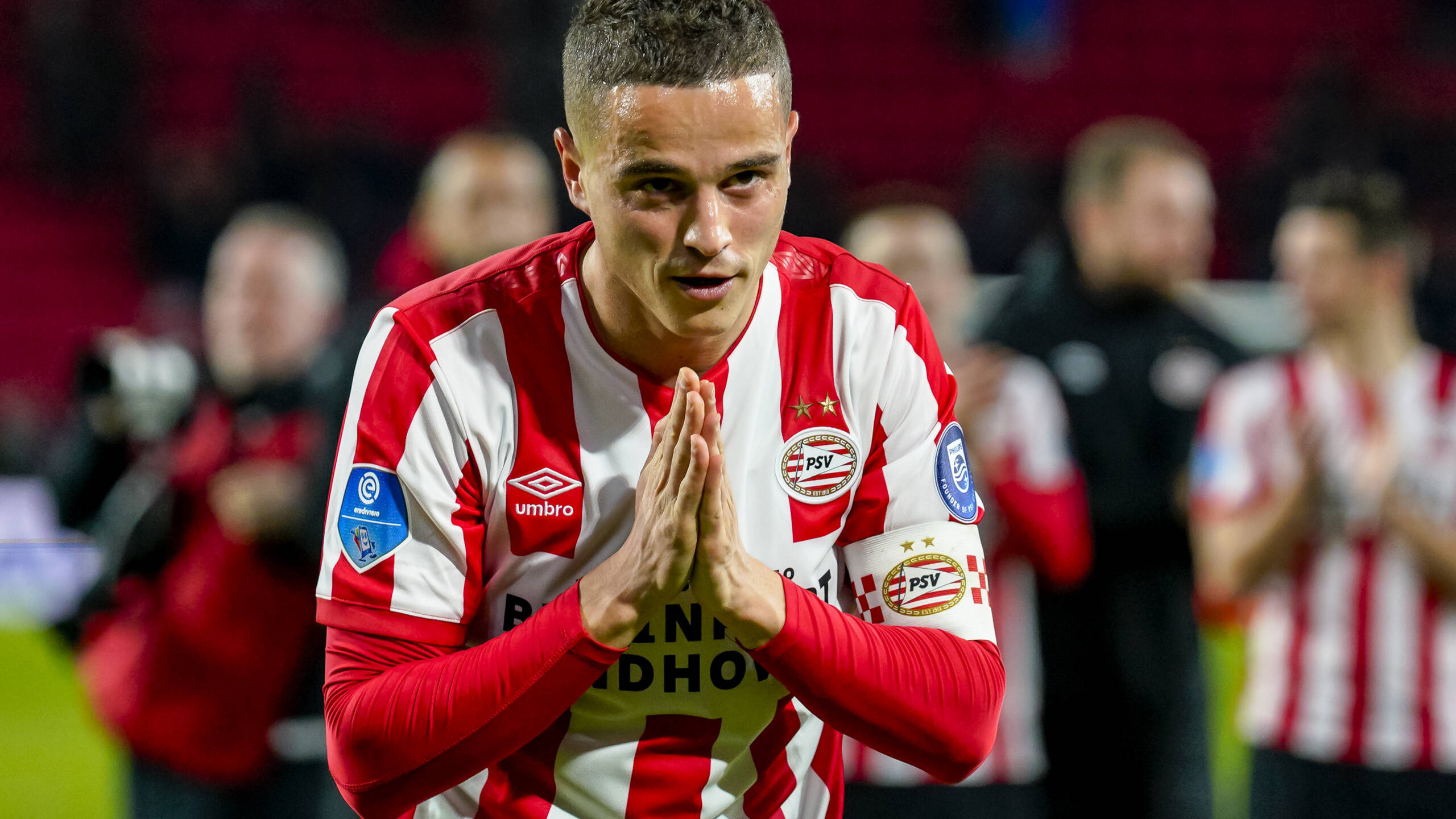 Afellay (34) hakt knoop door en zet punt achter voetballoopbaan | NOS
