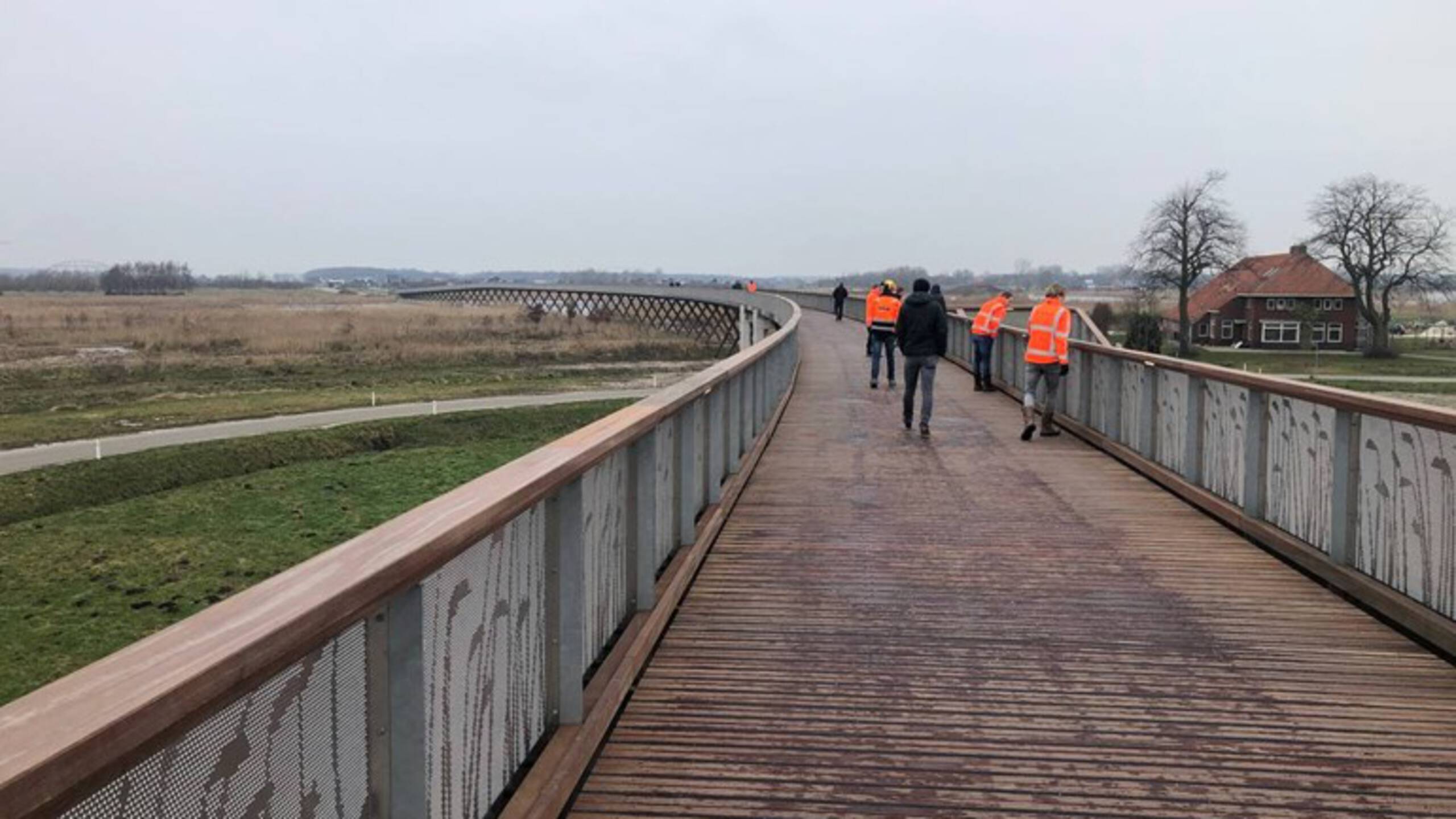 'Langste fietsbrug van Europa' geopend bij Winschoten | NOS