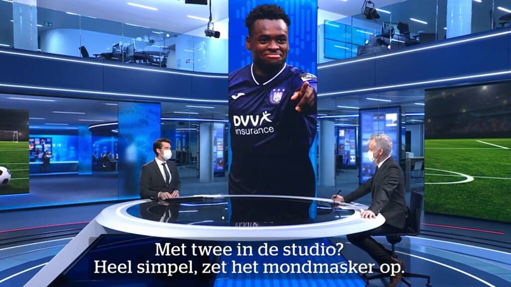 Belgische nieuwslezer op tv met mondkapje op