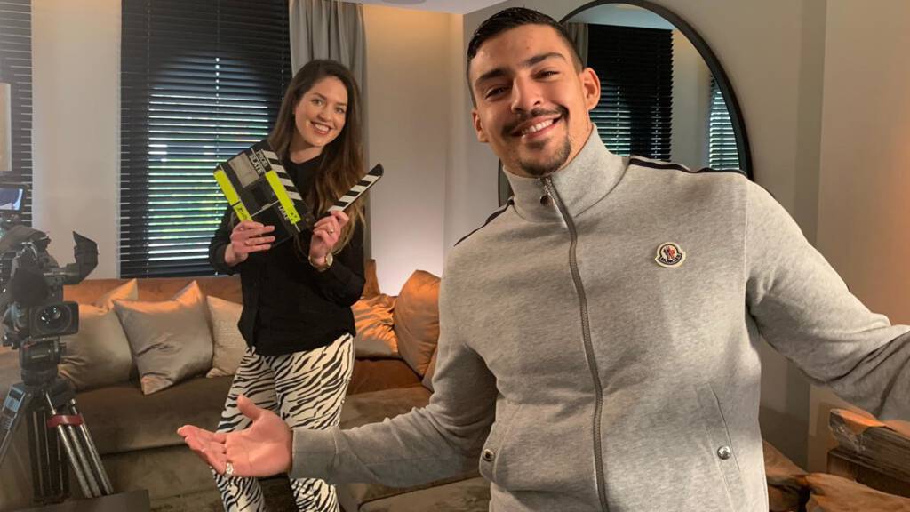 Boef beantwoordt vragen van kinderen