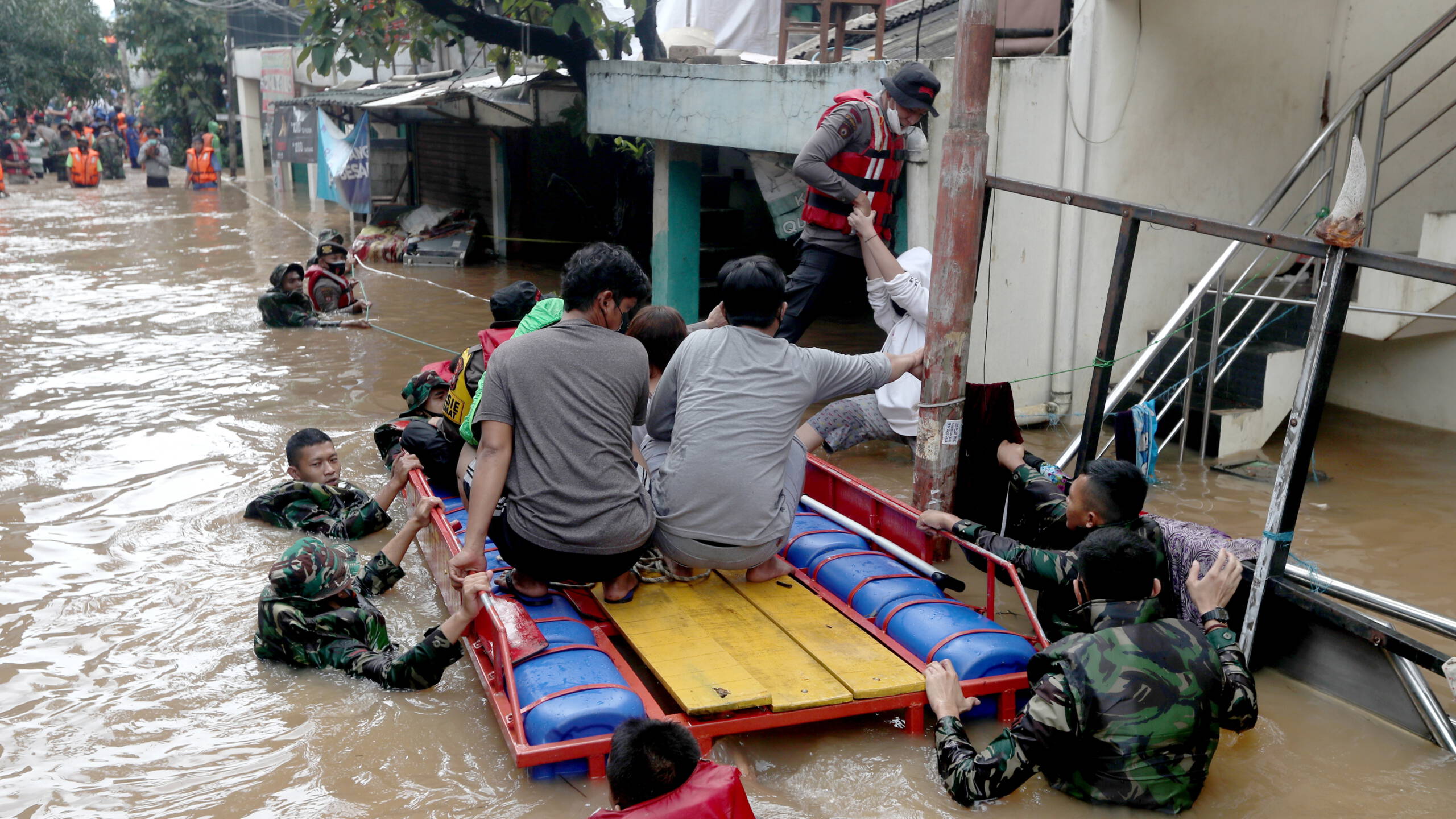 Evacuatie na overstromingen Sumatra, twee kinderen omgekomen | NOS