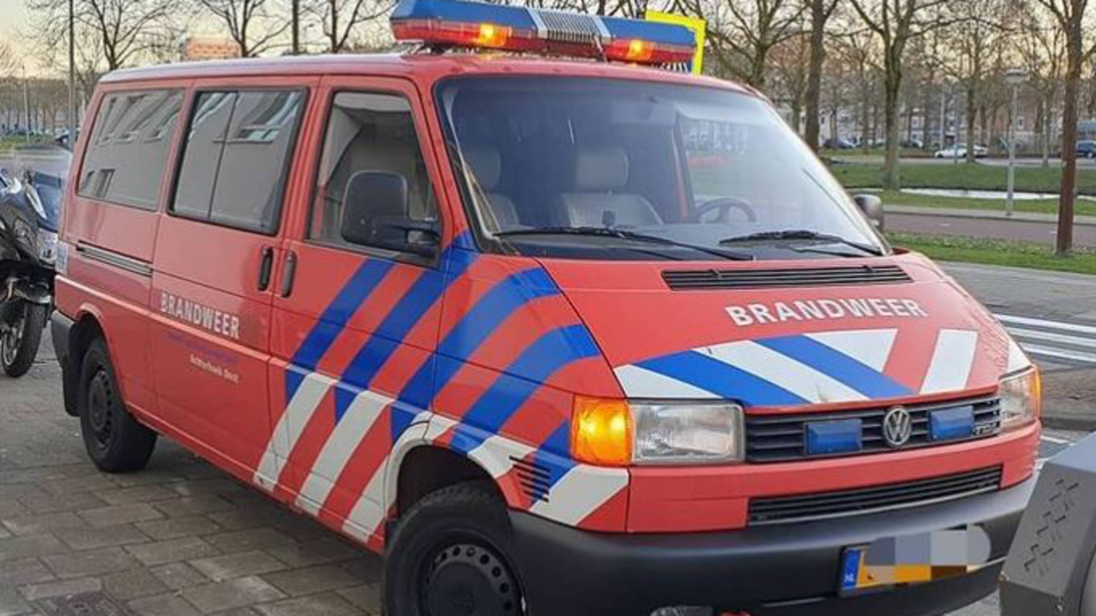 Amsterdamse garage geeft oude brandweerwagen mee als leenauto | NOS