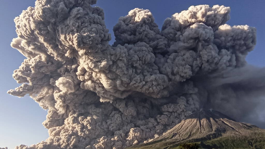 Vulkaan spuwt dikke rook en aswolken