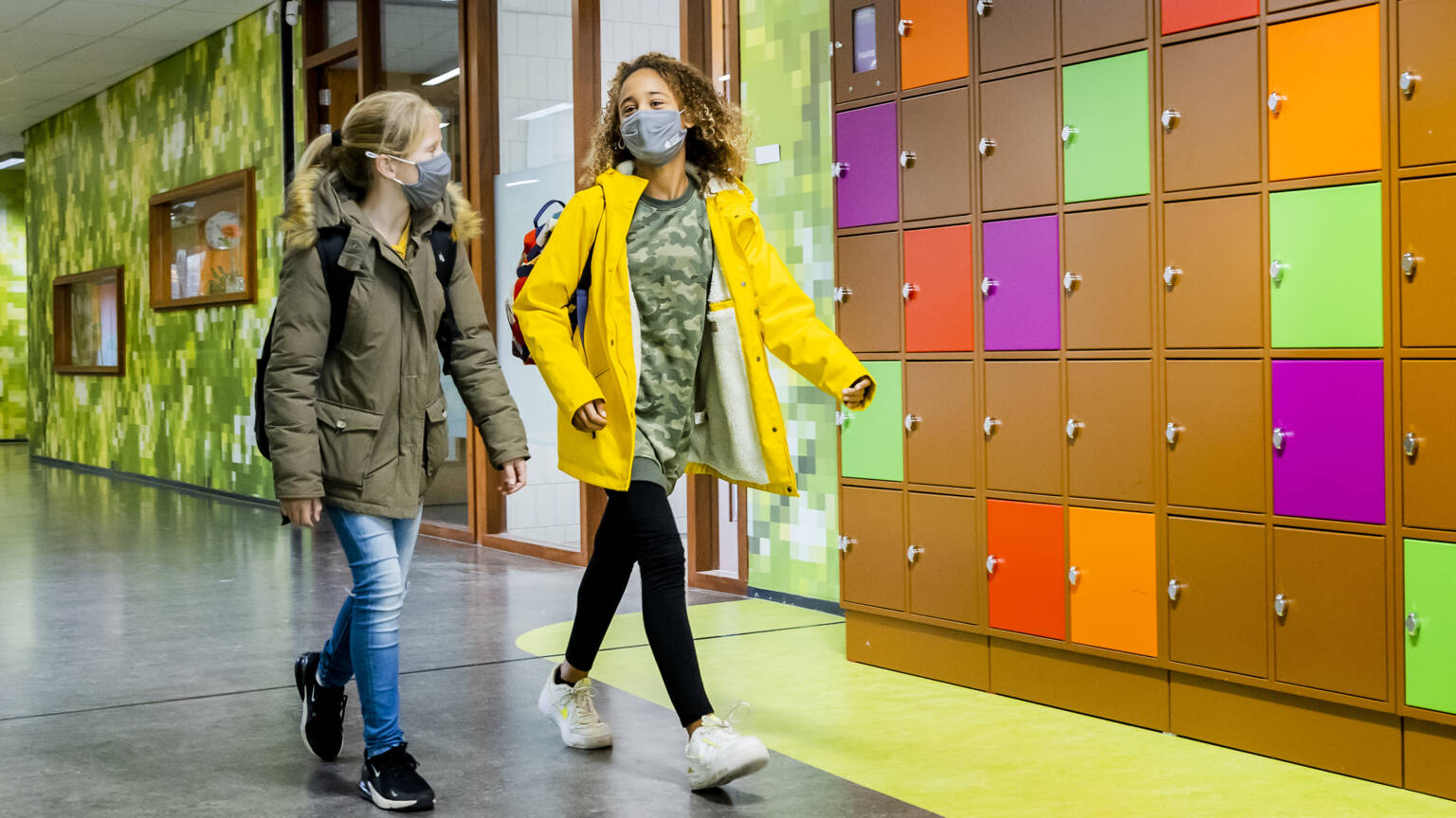 Onderwijsraad: op alle middelbare scholen drie jaar 'brede' brugklas | NOS