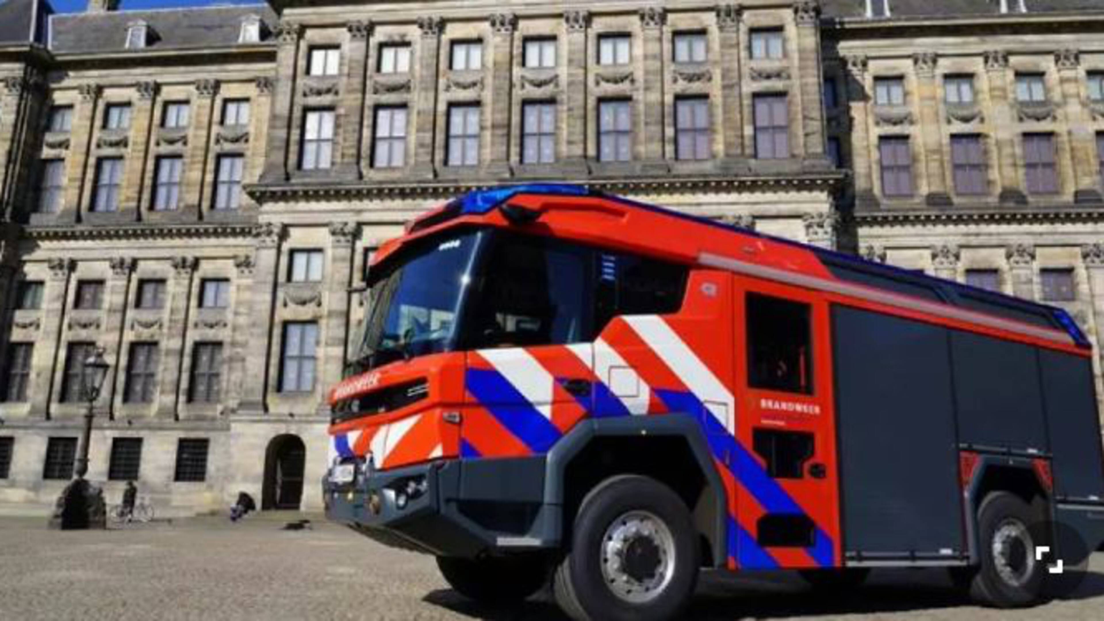 Brandweer Amsterdam neemt eerste elektrische bluswagen in gebruik | NOS