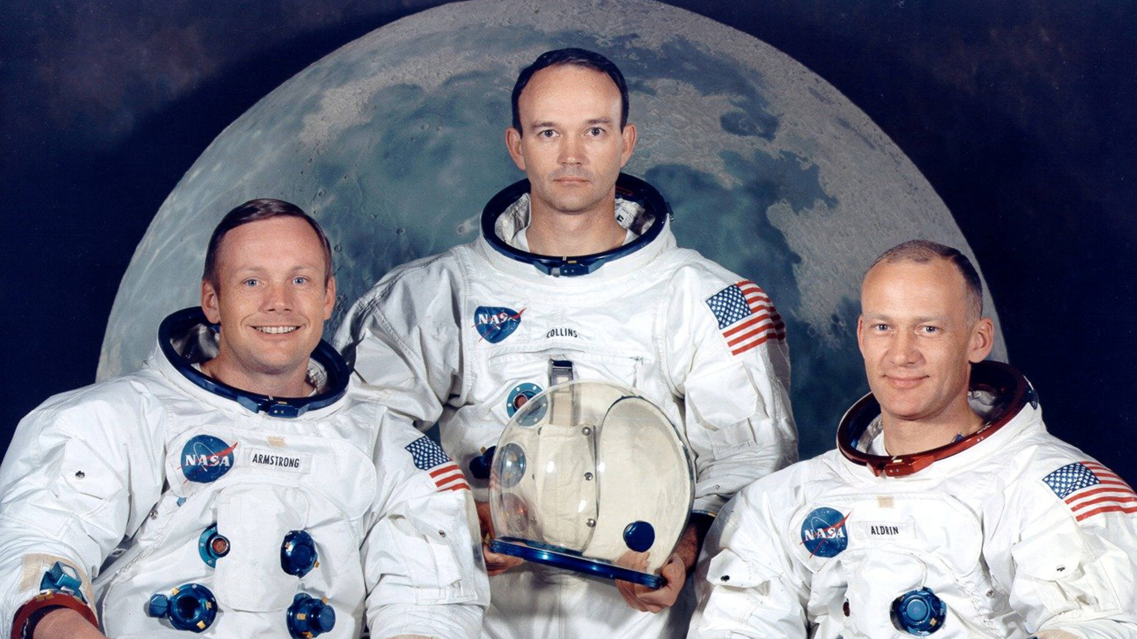 Astronaut Michael Collins (90), die in de Apollo 11 achterbleef ...