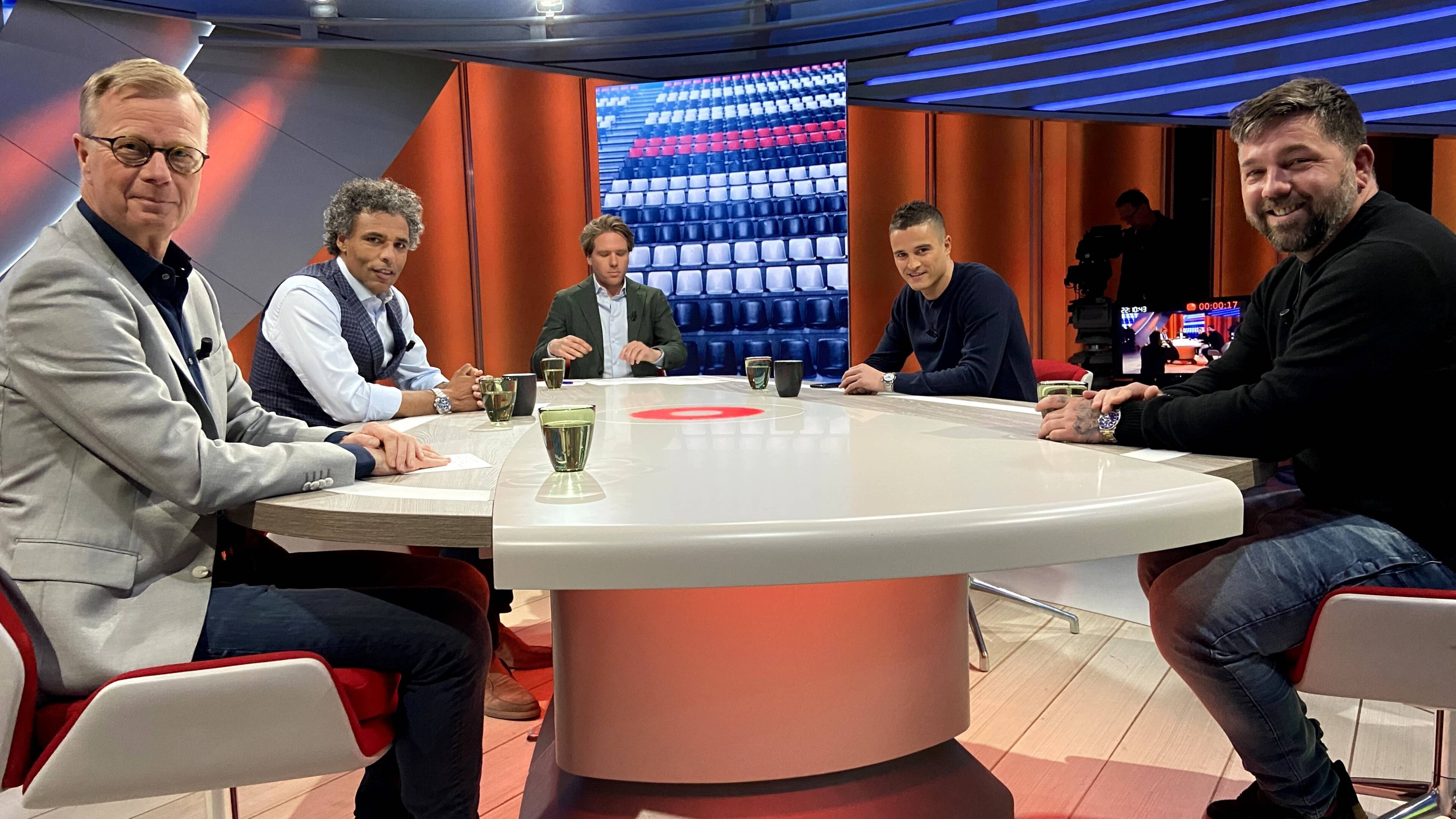 'Feyenoord werd zoek gespeeld door tien Ajacieden, het was kat en muis ...