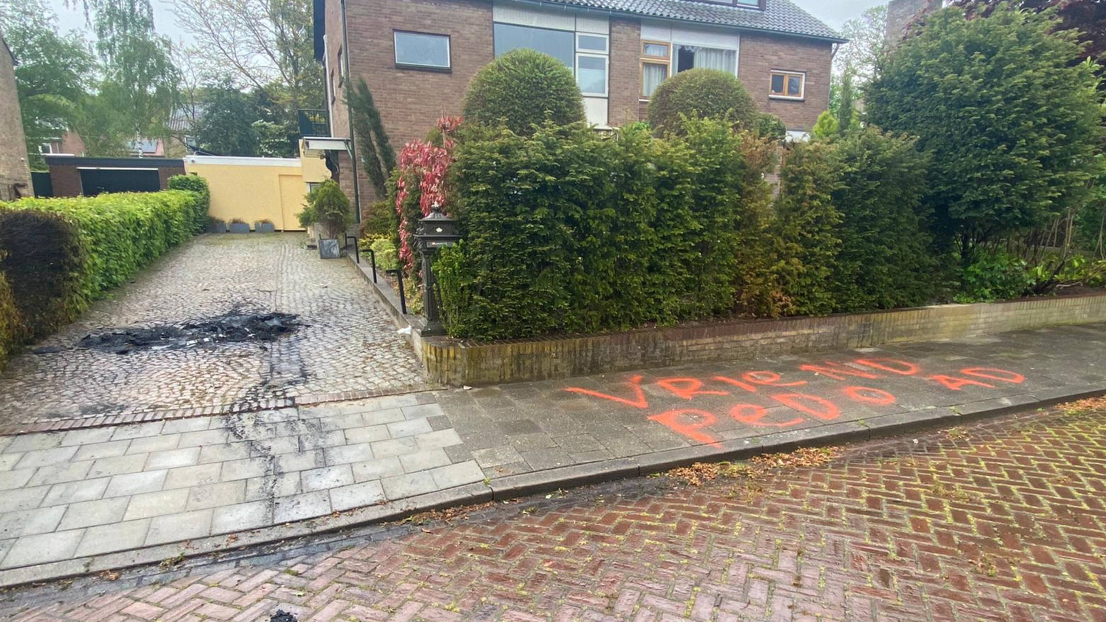 'Pedo' op de stoep geklad bij autobranden in Nijmegen | NOS