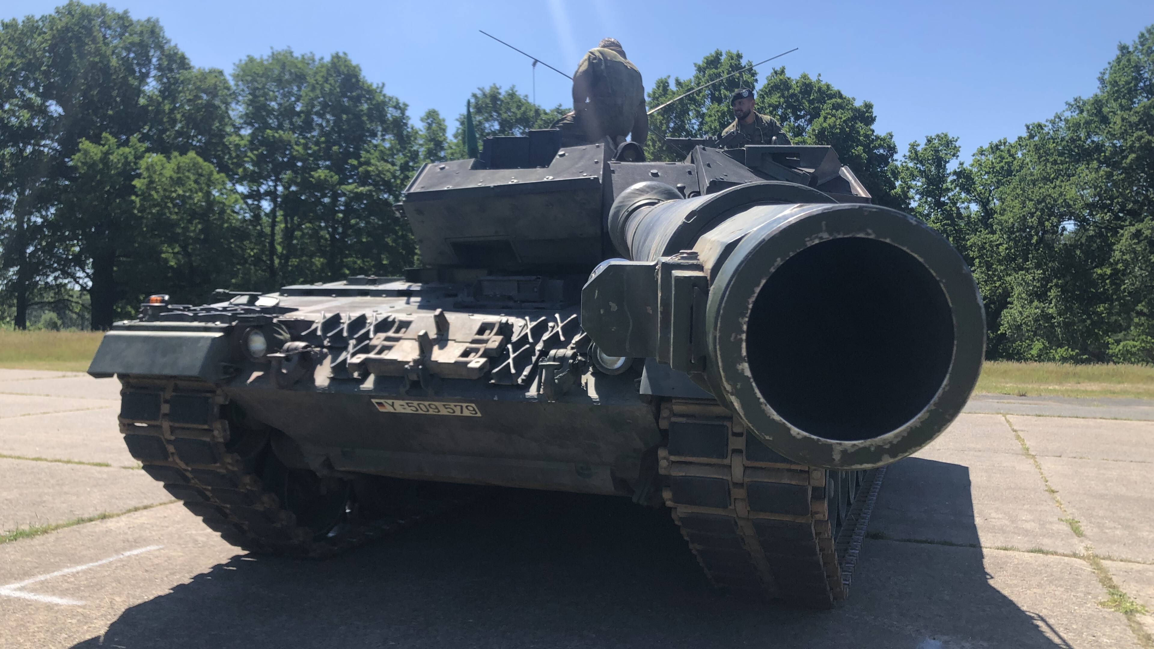 Nederlanders met geleasede Duitse tanks op NAVO-missie, 'verwevenheid ...