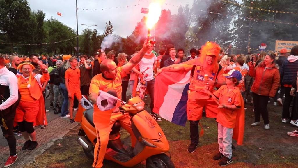 Feest na winst Oranje, vechtpartij op rotonde in Enschede