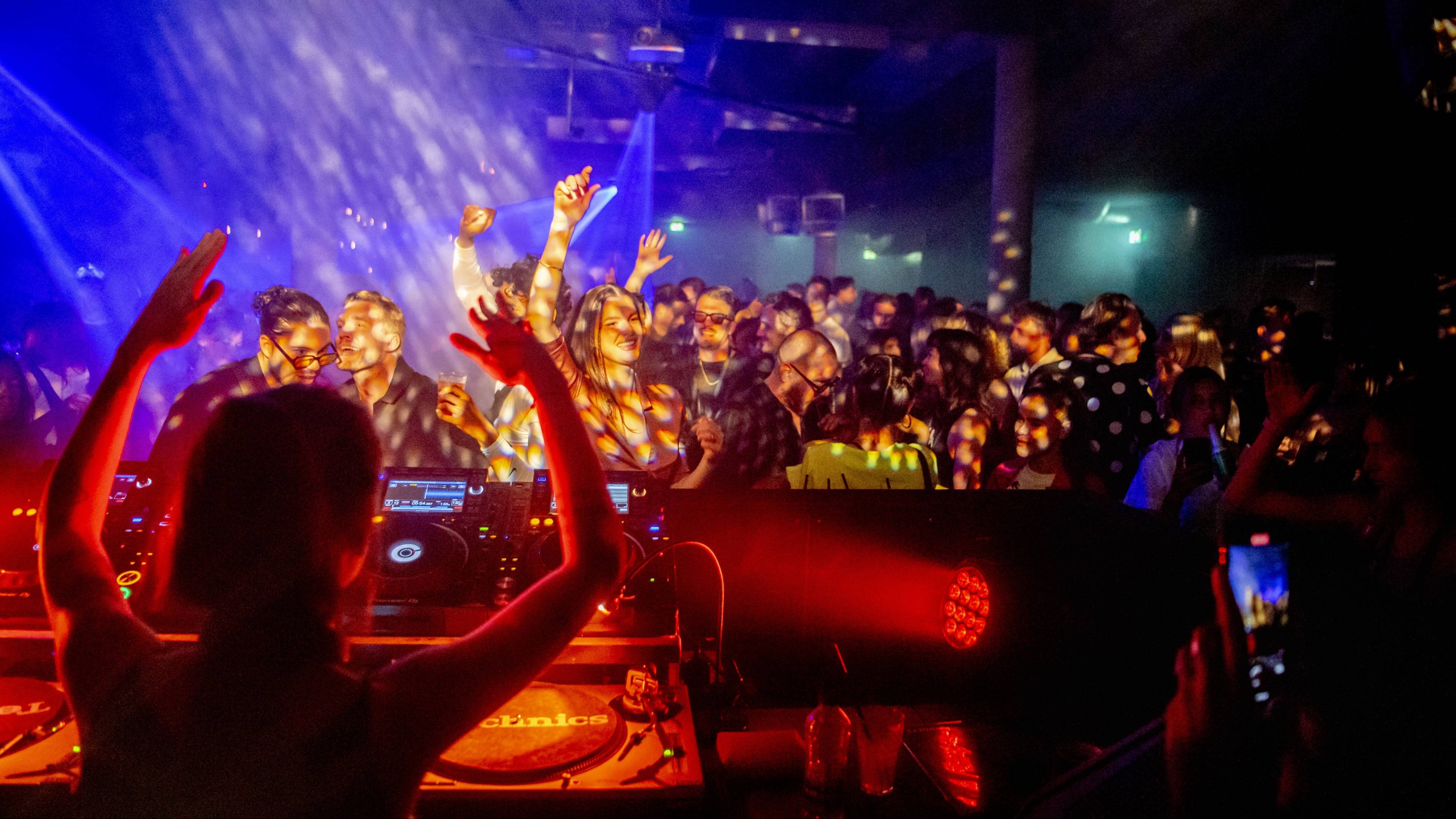 Feesten kan weer, clubs gooien vanavond meteen de deuren open | NOS