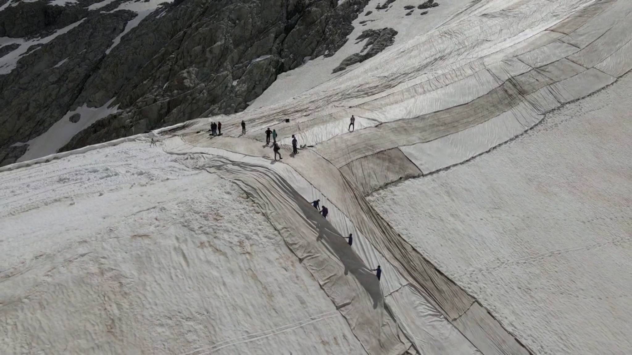 Italiaanse gletsjer ingepakt om smelten te voorkomen | NOS