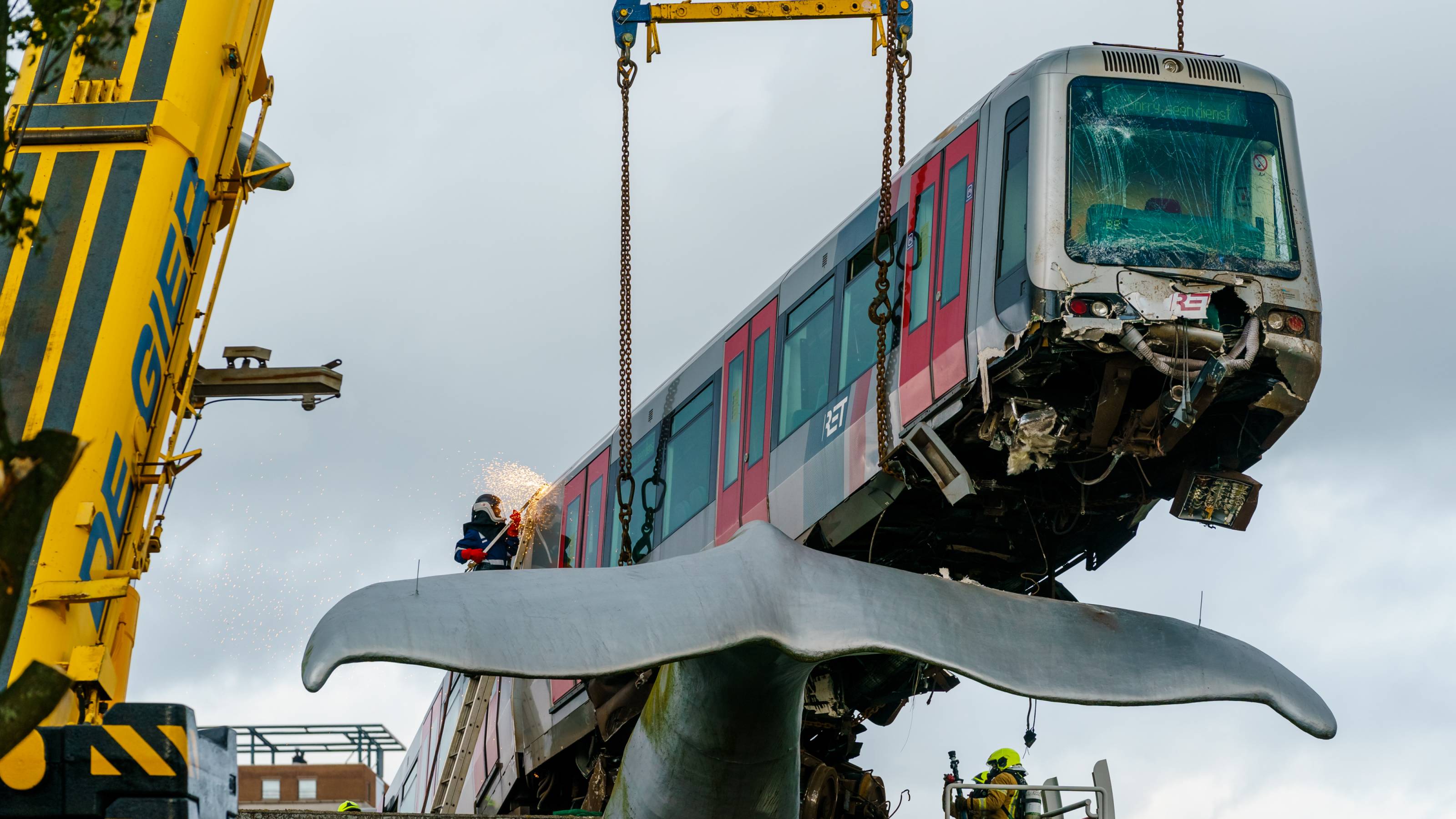 Metro-ongeluk Spijkenisse door te hoge snelheid, glad spoor en te laat ...