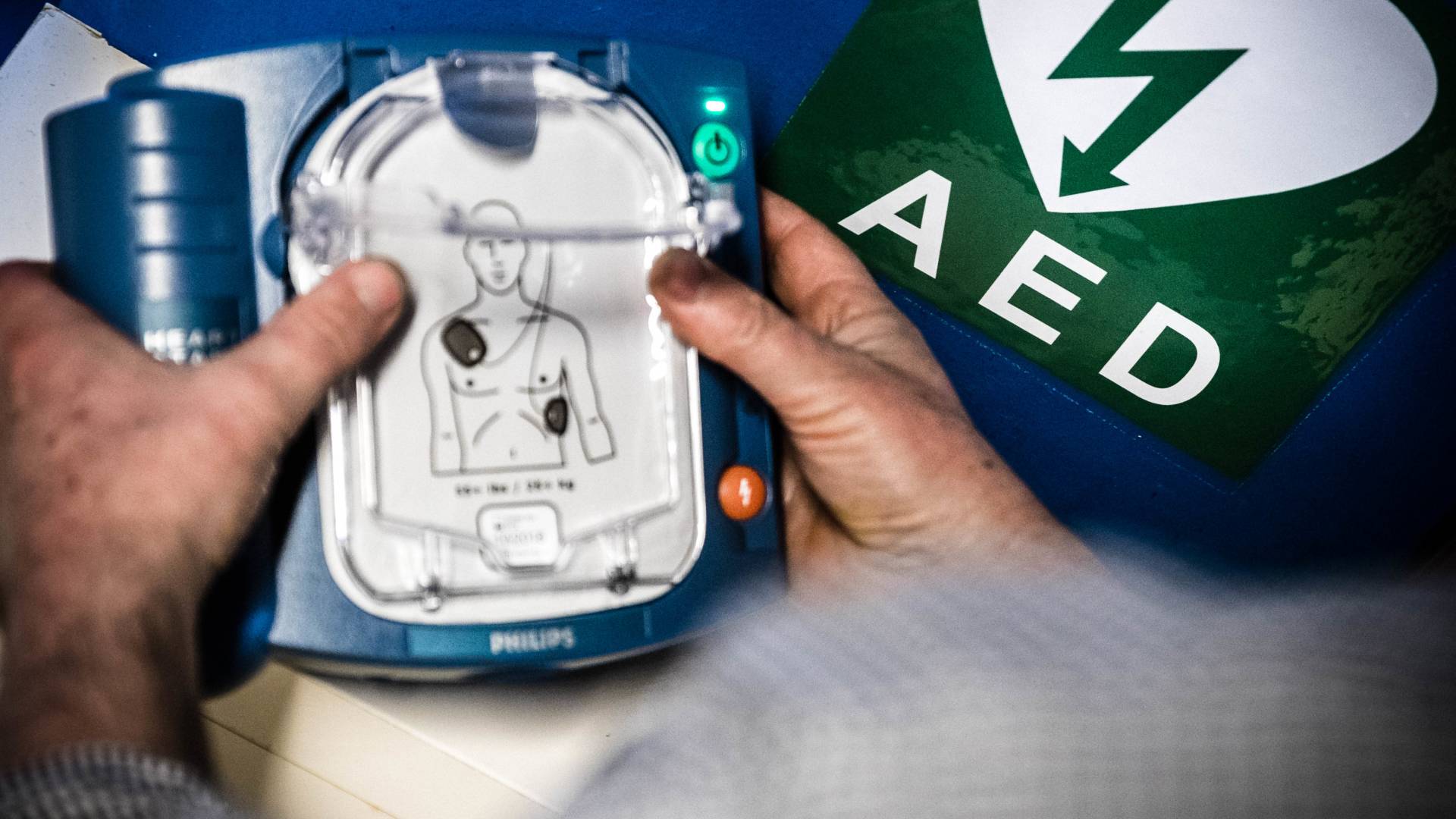 Komende maanden worden alle stations voorzien van een AED | NOS