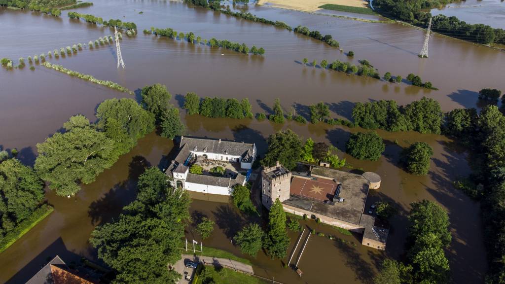 Stuw bij Maastricht gerepareerd • Zware overstromingen Duitsland en ...