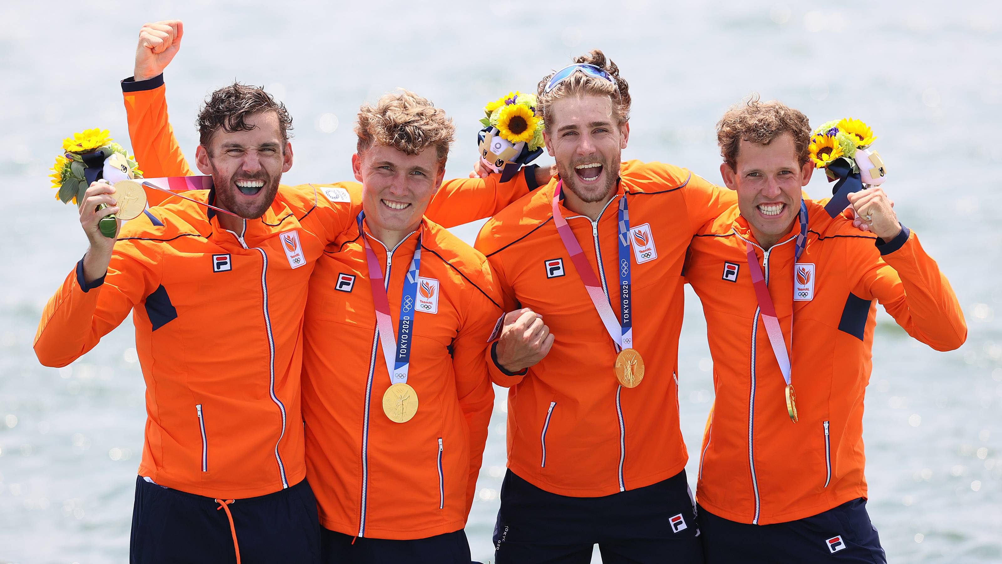 Roeiers dubbelvier ondanks mispeer overtuigend naar eerste goud voor ...