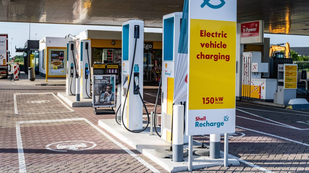 Raad van State: tankstations mogen ook laadpalen plaatsen | NOS