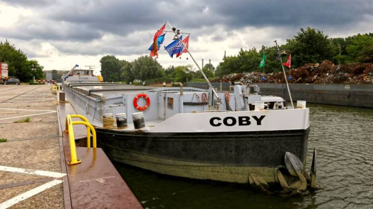 'Fosfine-schepen' worden in Kampen gelost, na weken gesteggel | NOS