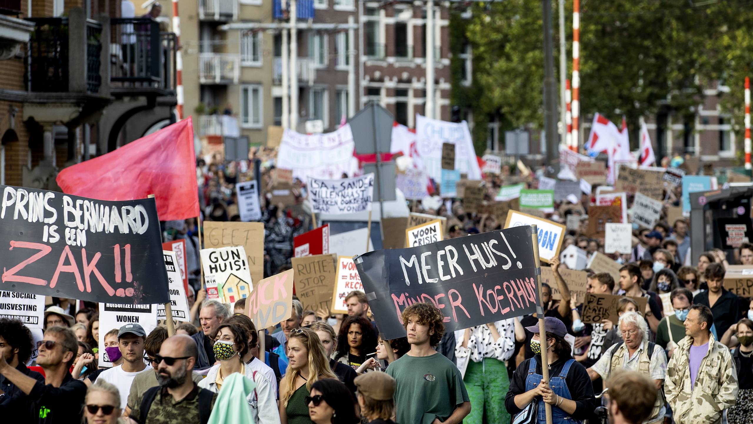 Protest tegen woningnood in Den Haag: 'Wonen is een mensenrecht' | NOS