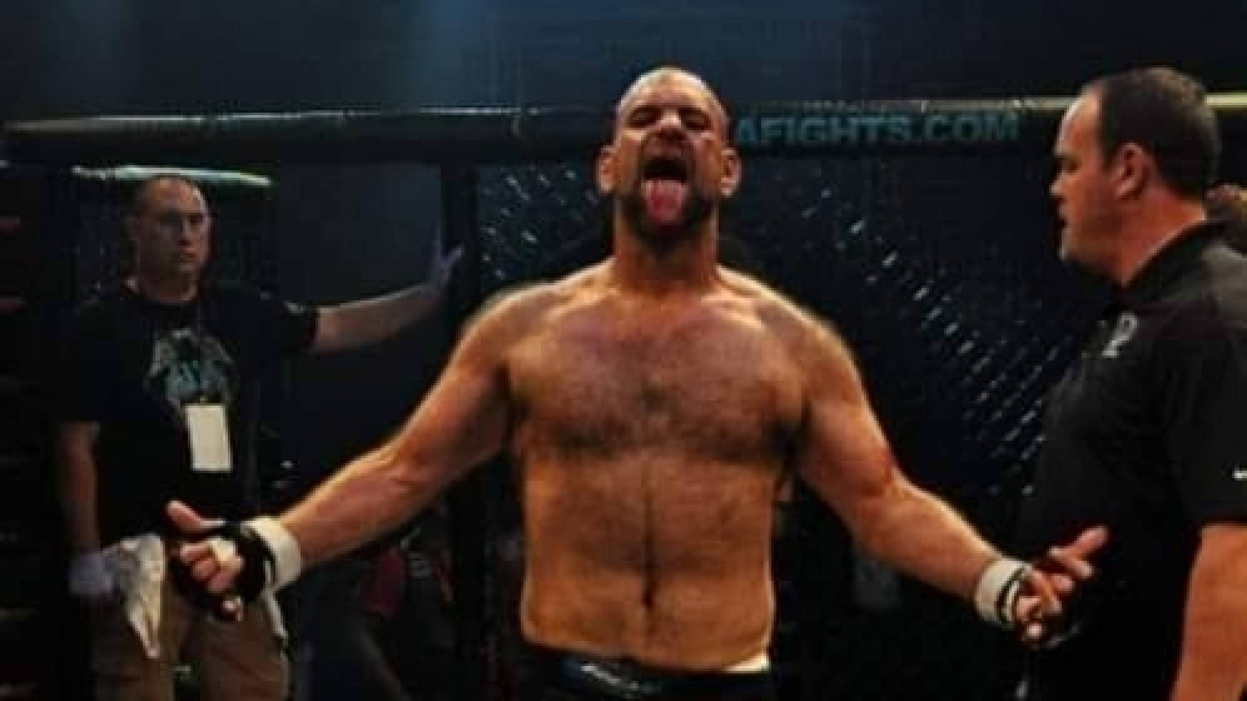 MMA-vechter (38) overlijdt anderhalve maand na knock-out | NOS