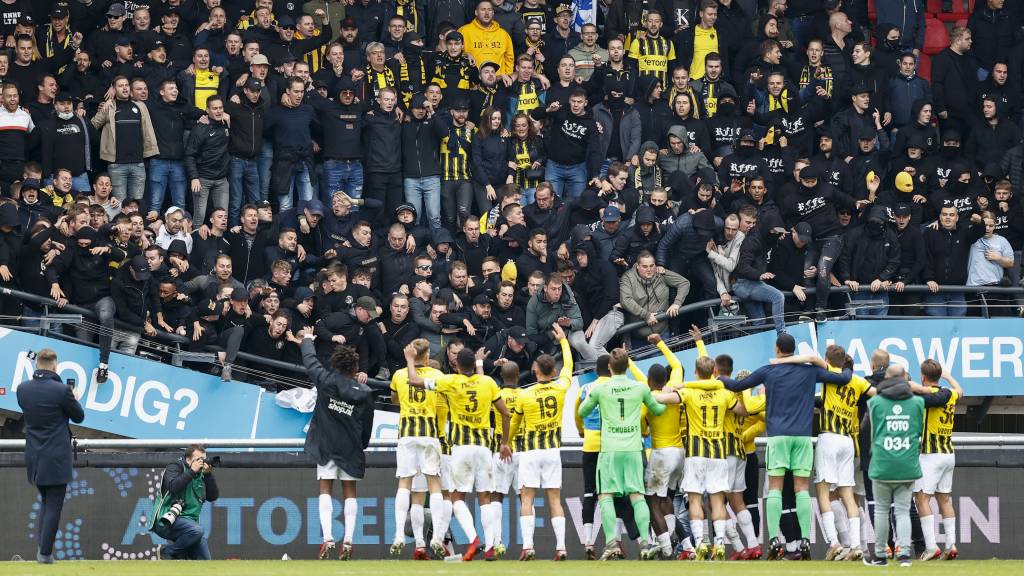 Tribune met Vitesse-fans stort in